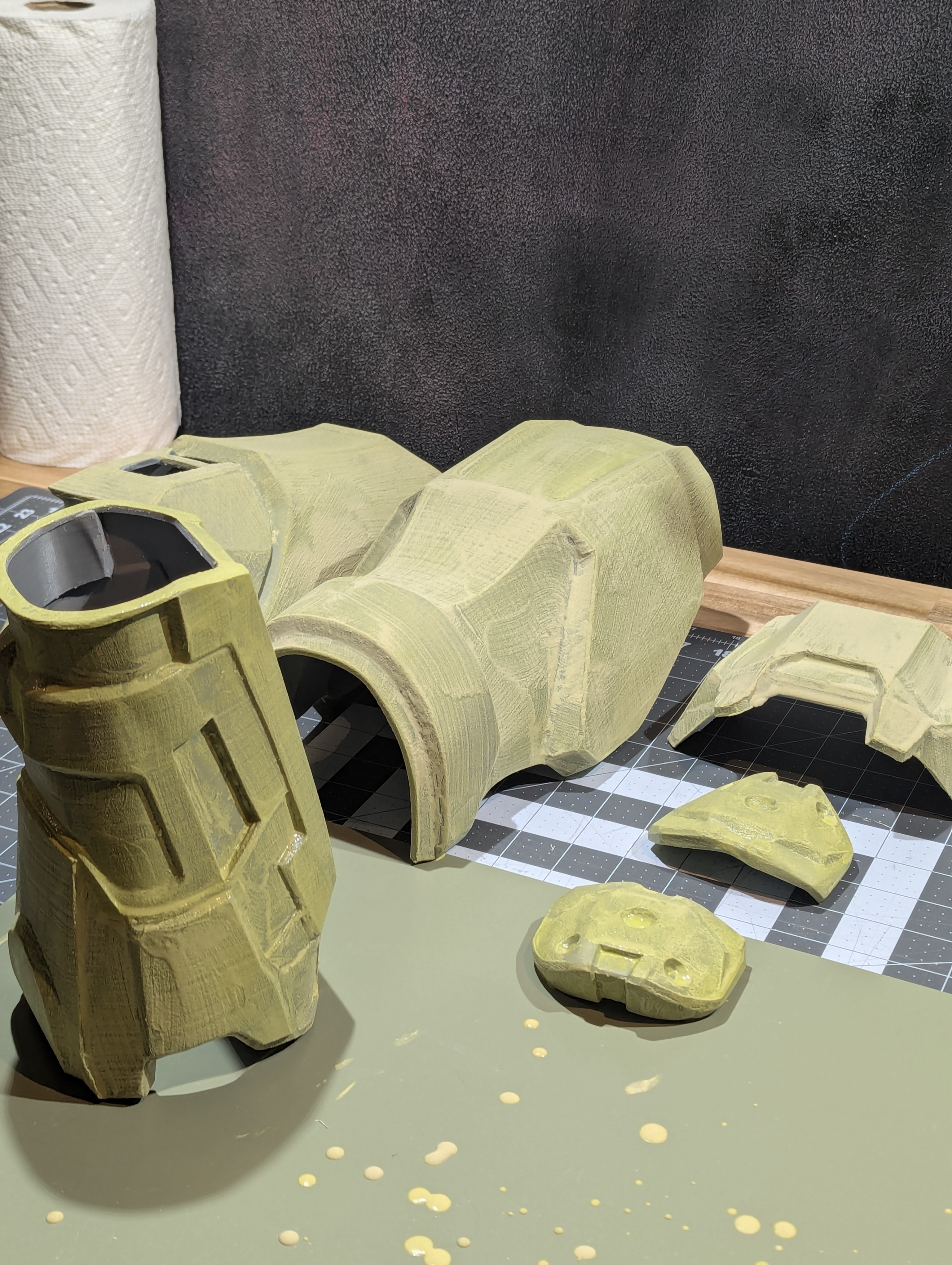 1st Build - 10 kg of filament later - Emile armor printed and starting ...